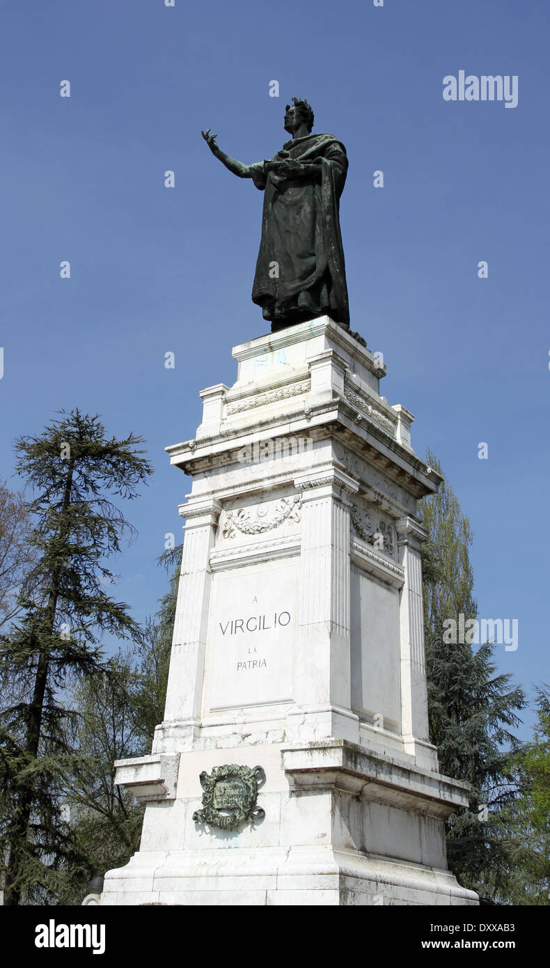 Imposing bronze statue hi-res stock photography and images - Alamy