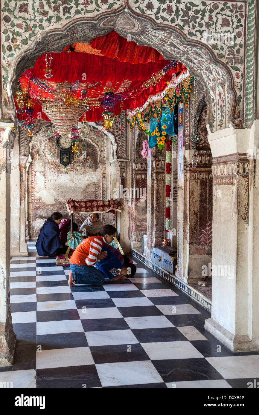 Indian women at temple hi-res stock photography and images - Alamy
