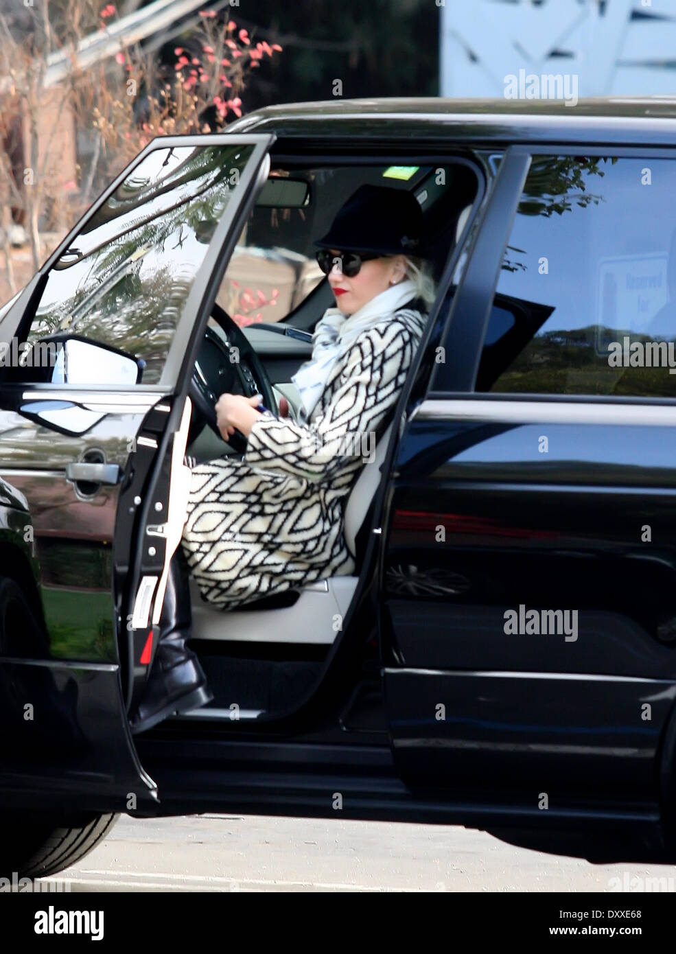 Gwen Stefani returns to her car after dropping her son off at school ...