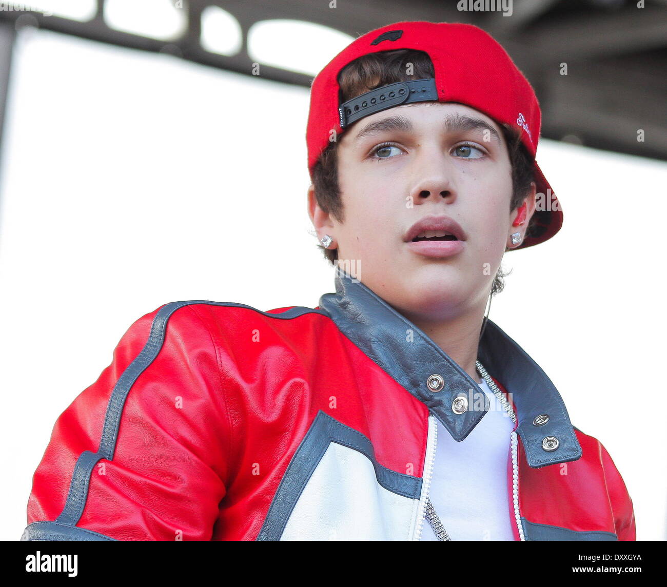 Austin Mahone Jingle Ball Village - Y100's Jingle Ball 2012 at the BB&T ...