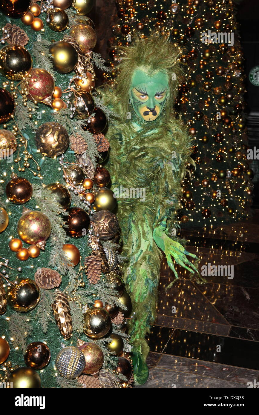 Actor Jeff McCarthy as The Grinch visits The Empire State Building ...