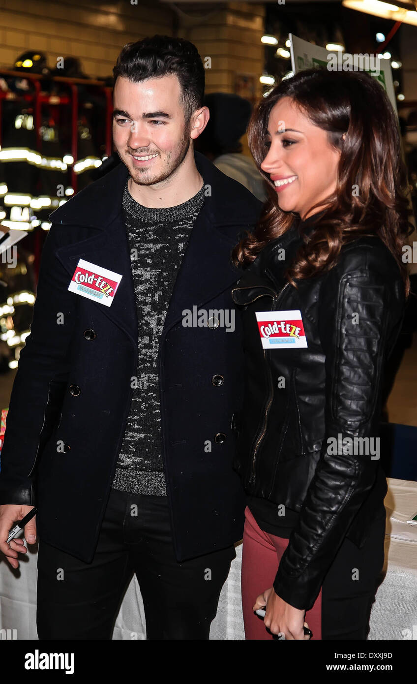 Kevin Jonas and wife Danielle Jonas host a FDNY Food Drive for ...