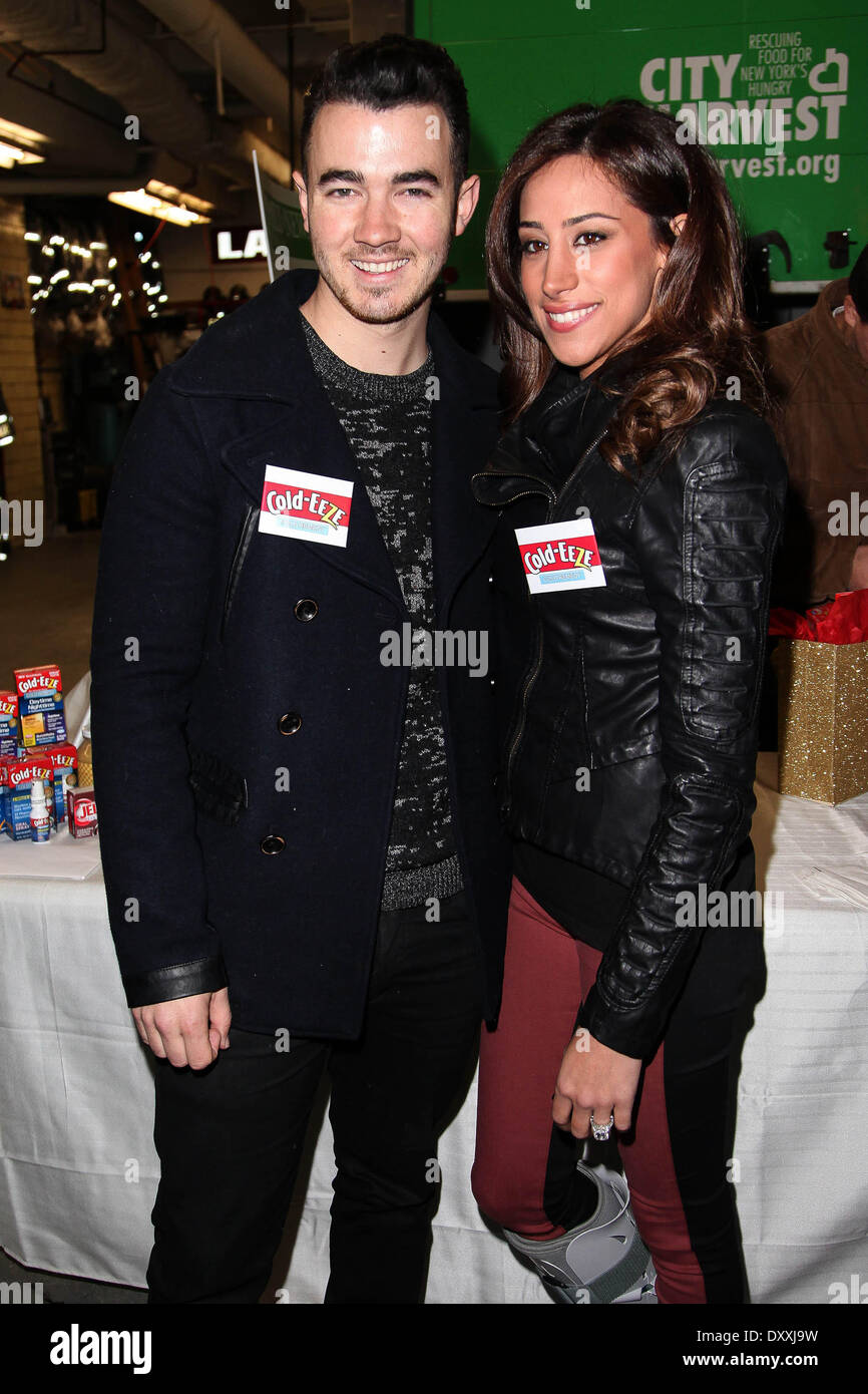 Kevin Jonas and wife Danielle Jonas host a FDNY Food Drive for ...