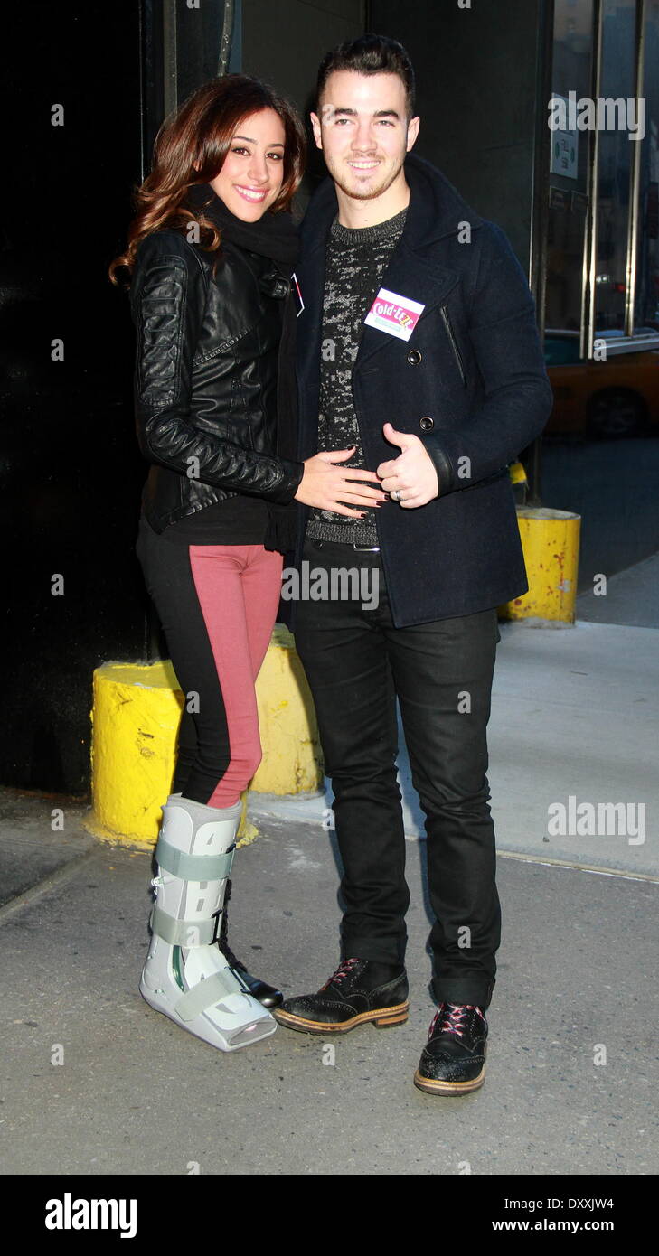 Kevin Jonas and wife Danielle Jonas host a FDNY Food Drive for ...