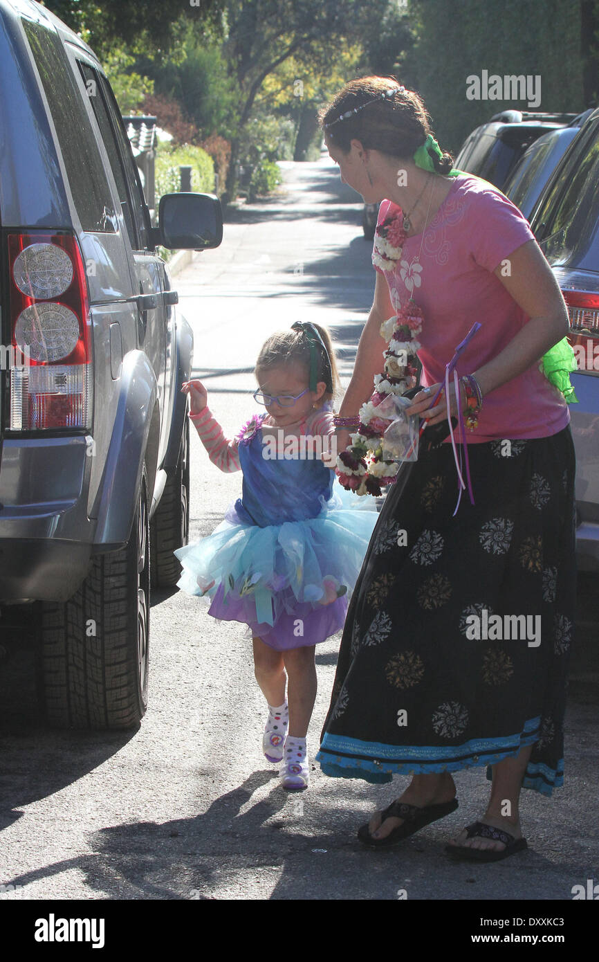 Seraphina Affleck Jennifer Garner And Her Daughters Attend A Birthday