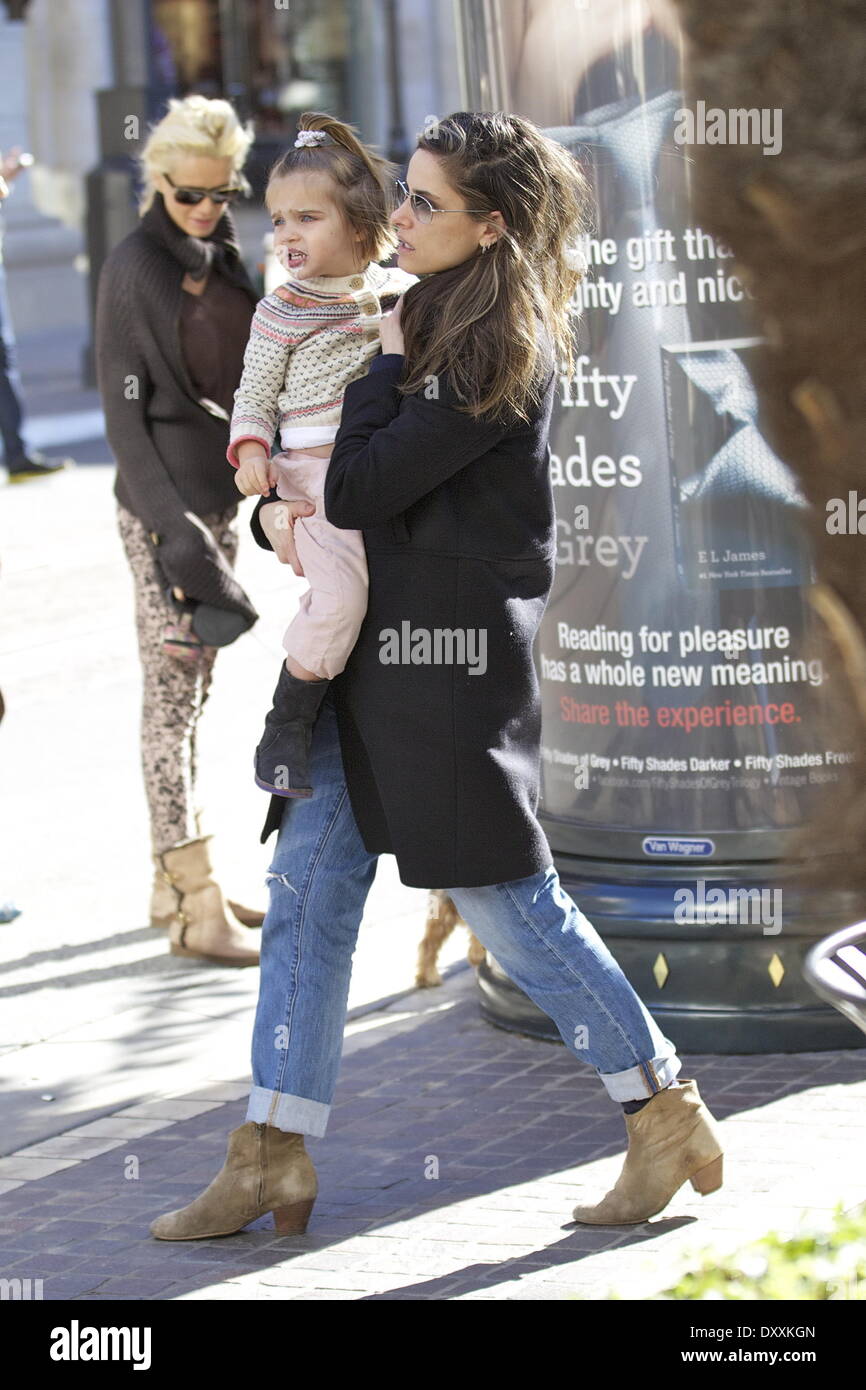 Amanda Peet treats her daughter Molly to ice cream after enjoying a day ...