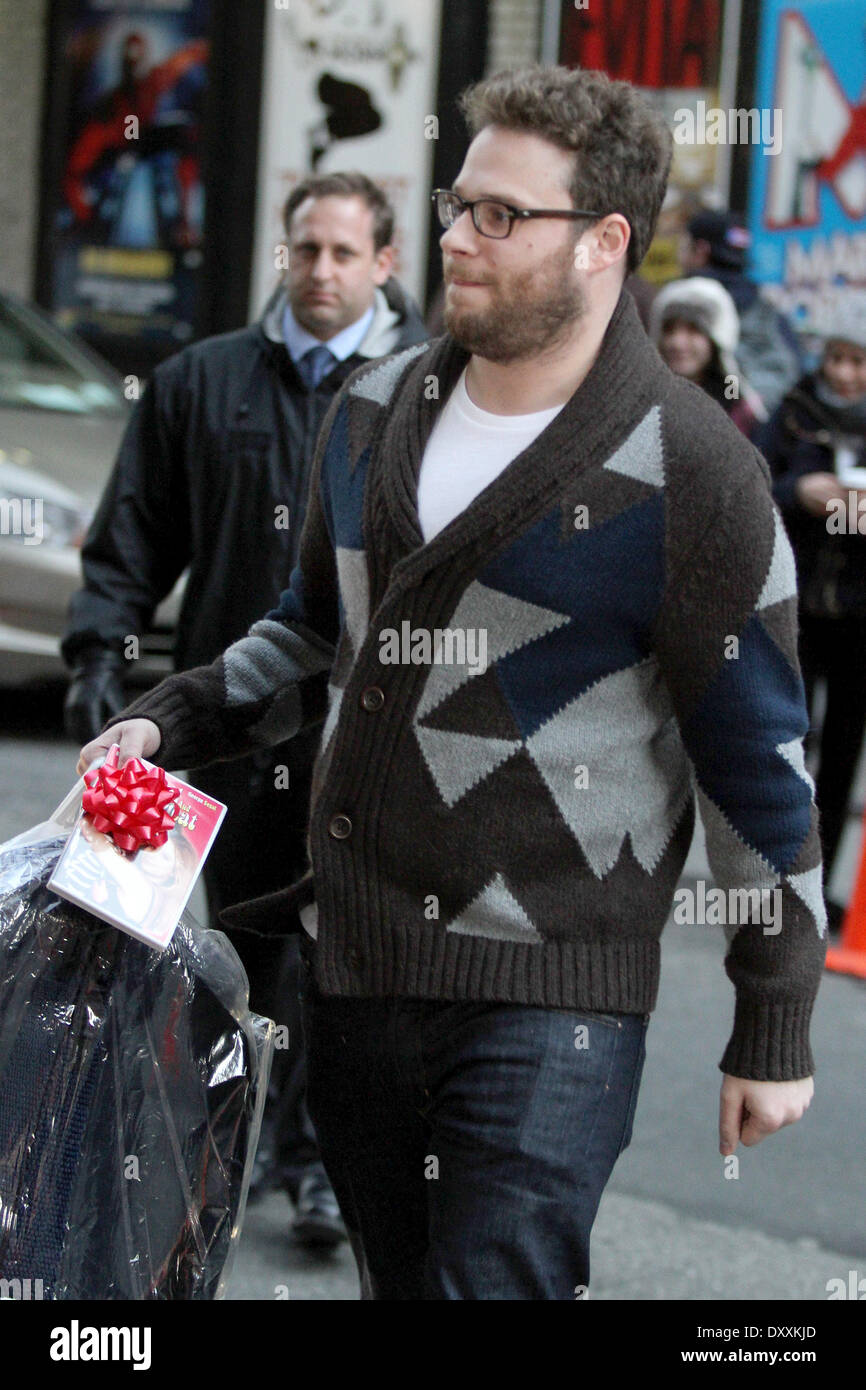 Seth Rogen holds a dvd copy of 'The Owl and the Pussycat' 'The Late ...