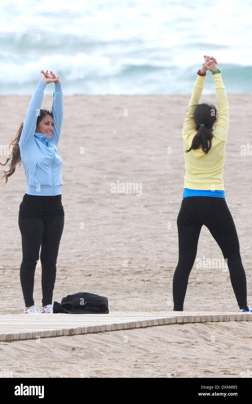 Antonella Roccuzzo works out on the beach with her personal trainer ...