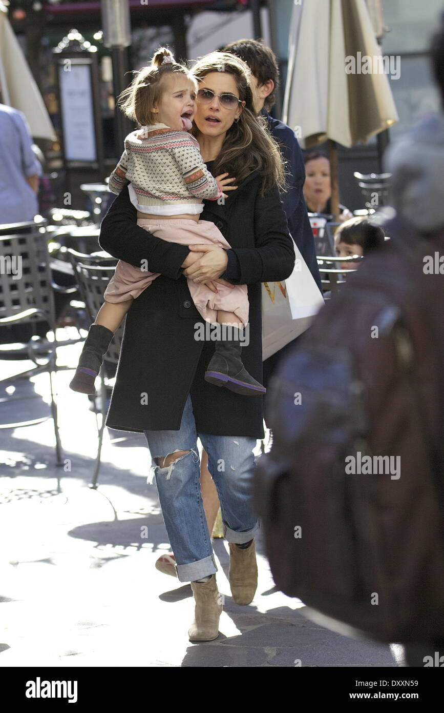 Amanda Peet treats her daughter Molly to ice cream after enjoying a day ...