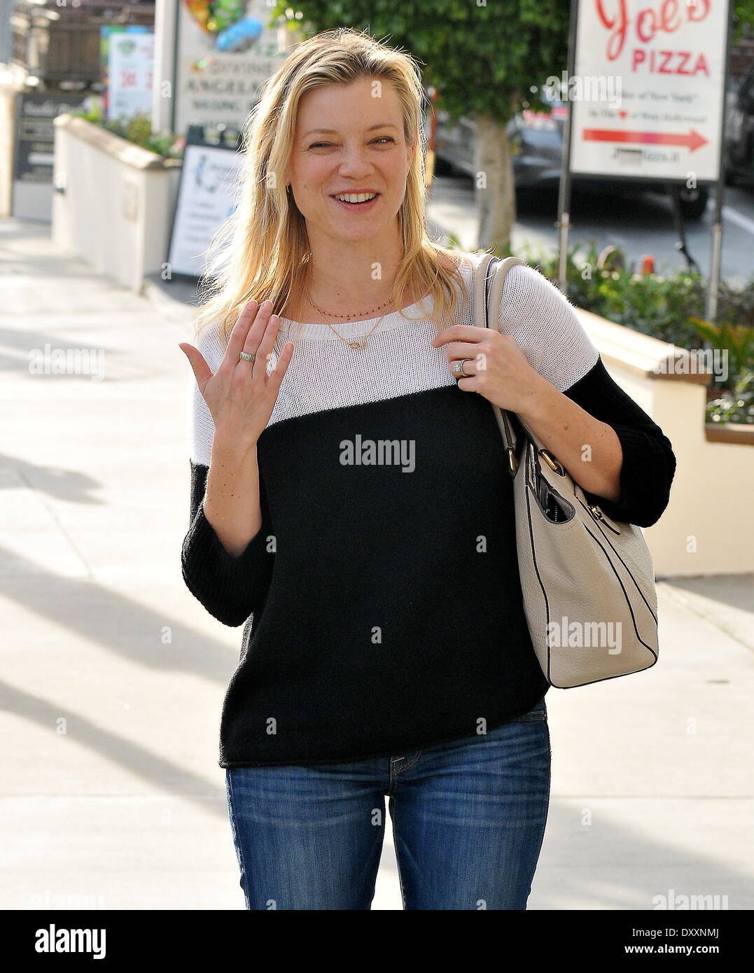 Amy Smart is all smiles as the actress was spotted leaving a FedEx ...