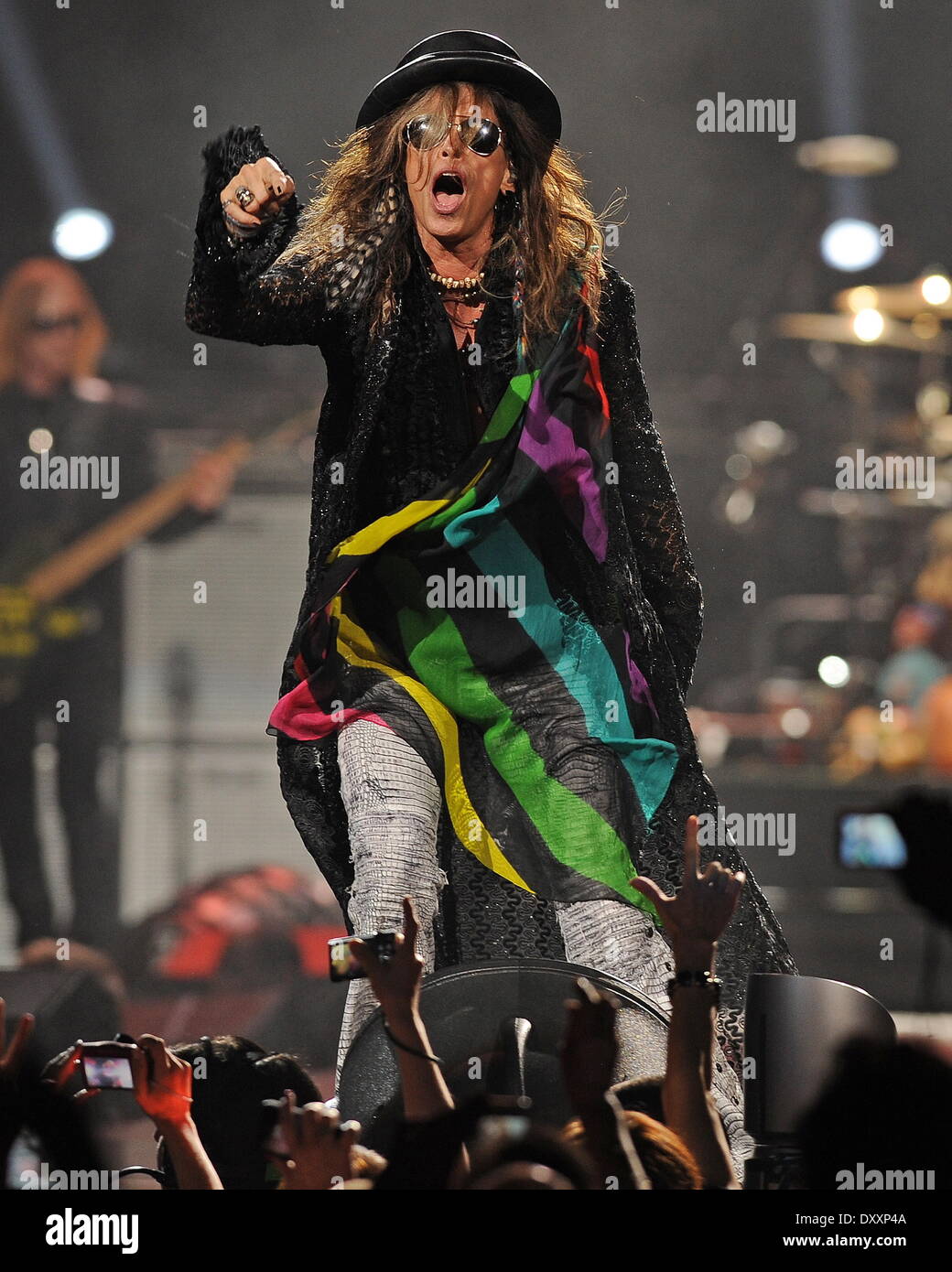Steven tyler singing hi-res stock photography and images - Alamy