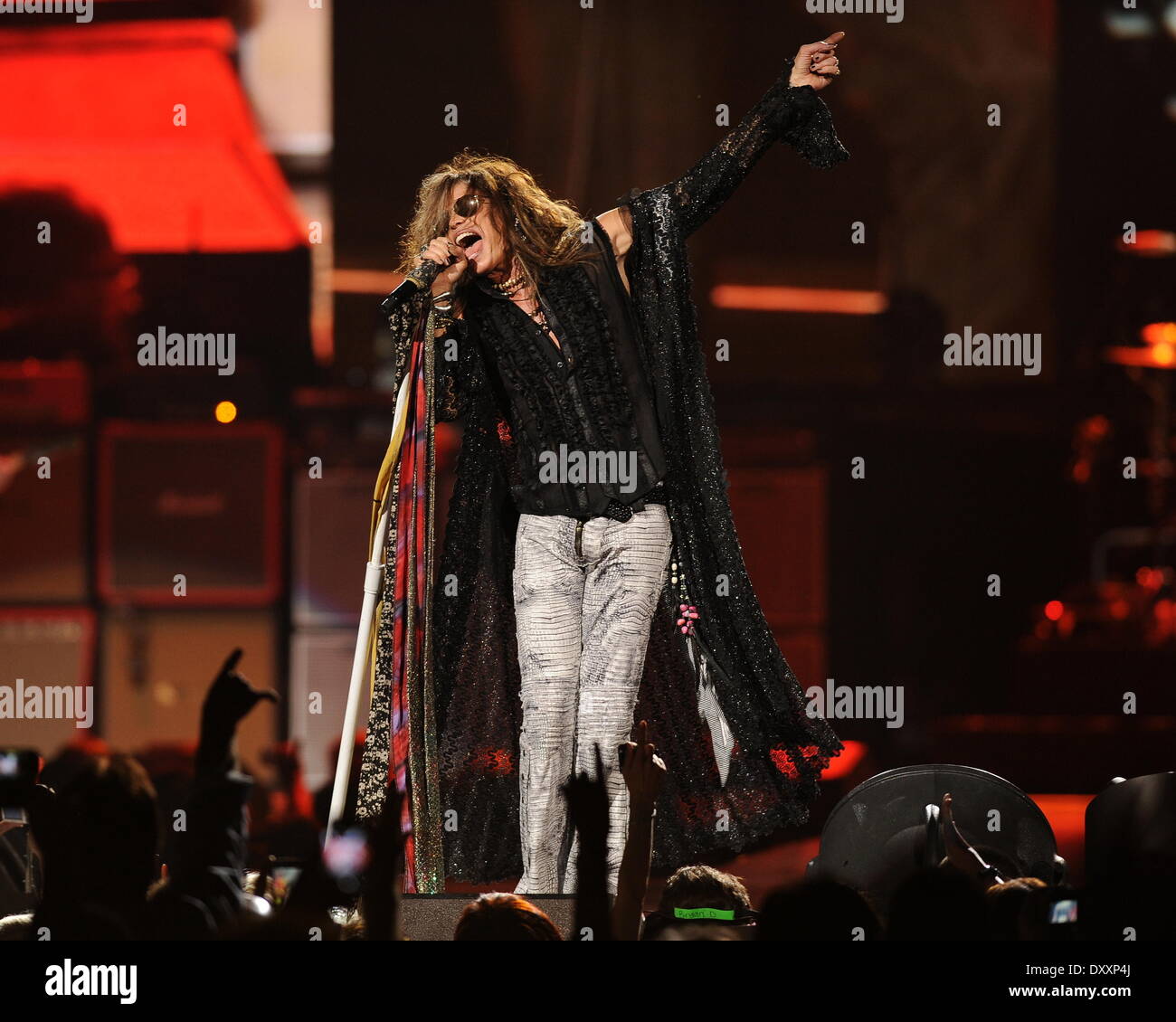 Steven tyler singing hi-res stock photography and images - Alamy