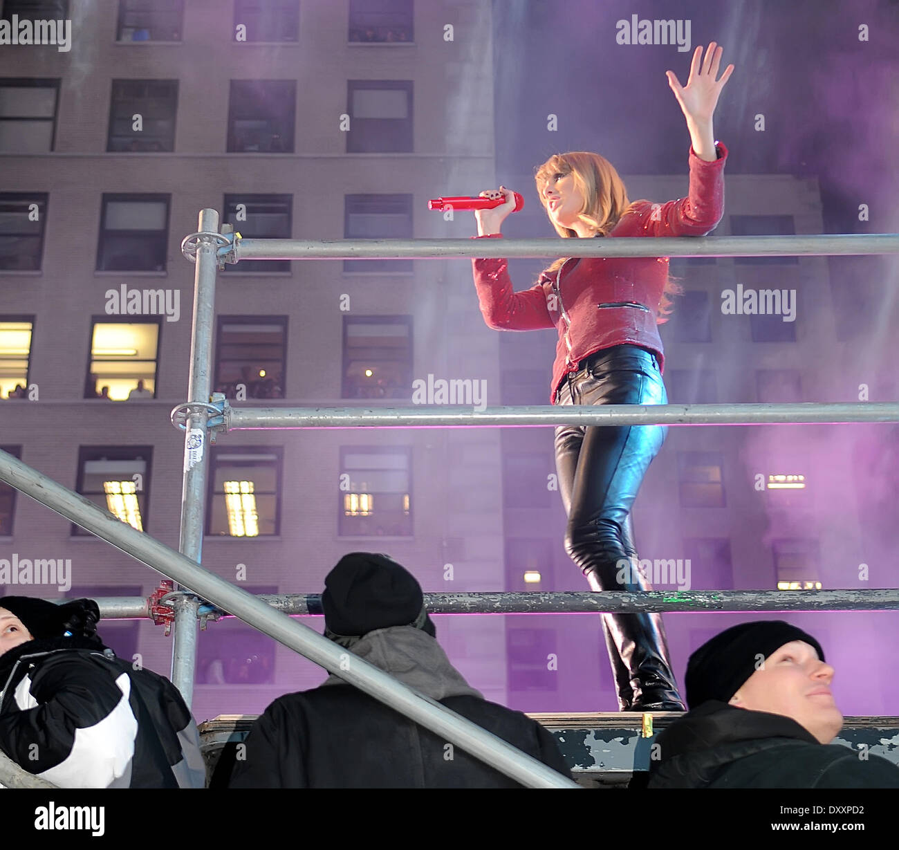 Taylor Swift New Year's Rockin' Eve 2013 in Times Square Featuring ...