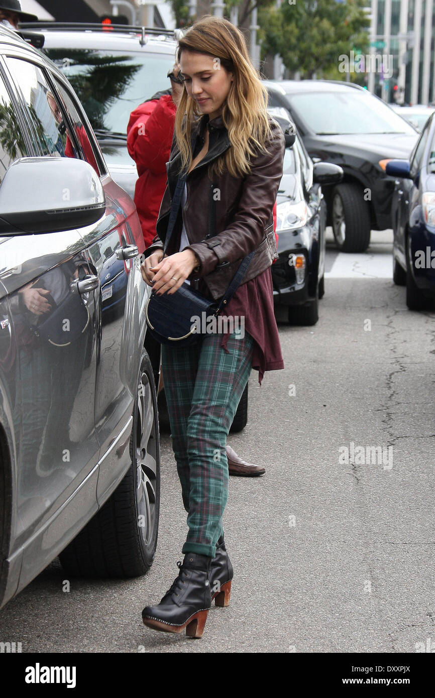 Jessica Alba returns to her car after shopping on Christmas Eve in ...