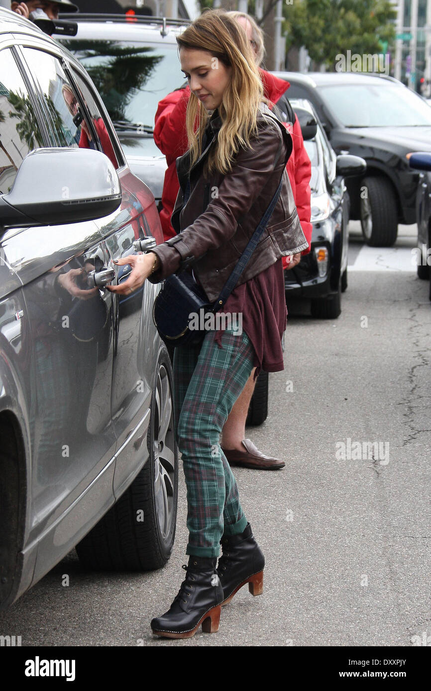 Jessica Alba returns to her car after shopping on Christmas Eve in ...