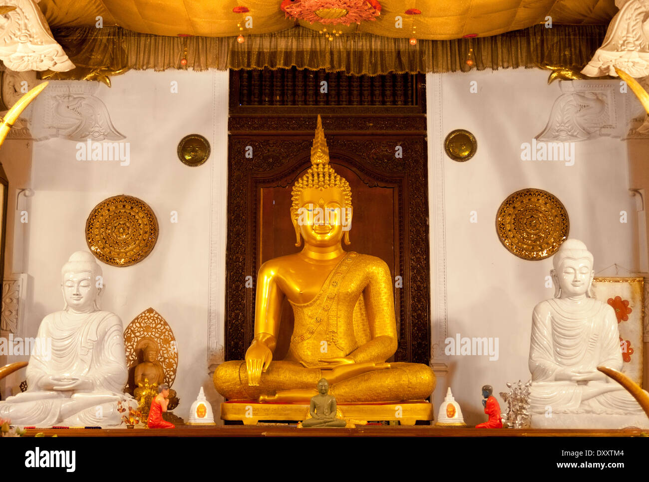 Inside the Temple of the Tooth in Kandy, Sri Lanka 4 Stock Photo - Alamy