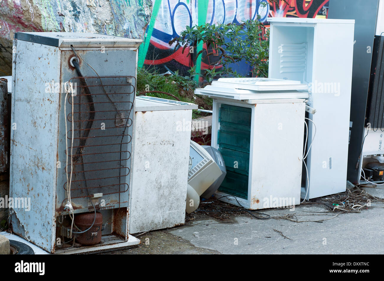 Abandoned fridge hi-res stock photography and images - Alamy