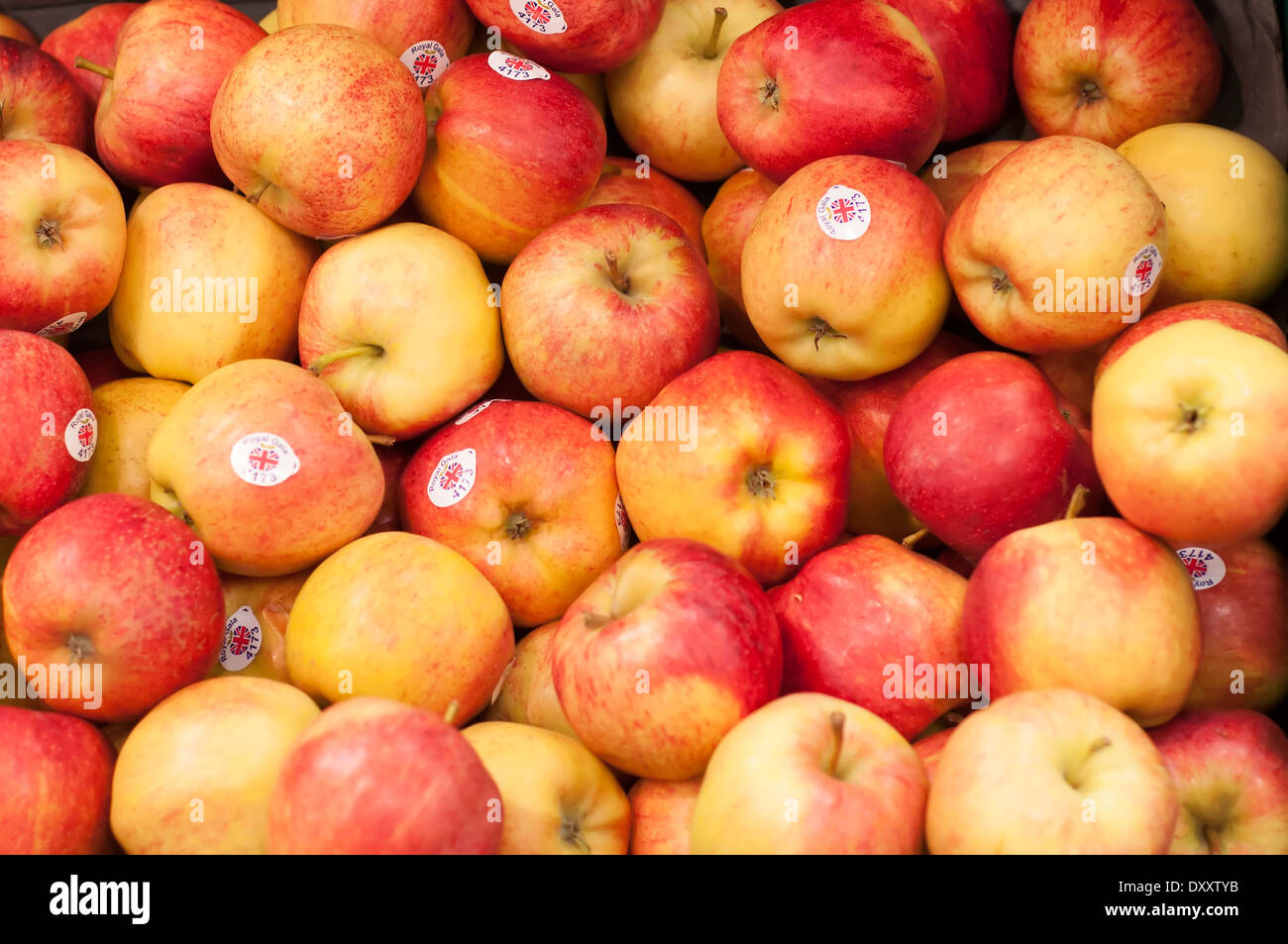 loose apples on display in supermarket Stock Photo - Alamy