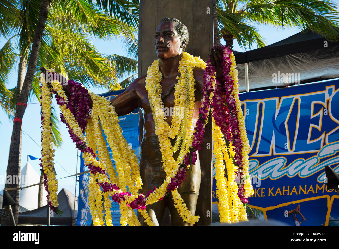 Dukes statue waikiki hi-res stock photography and images - Alamy