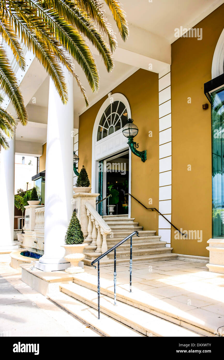 Colonial style columns hi-res stock photography and images - Alamy