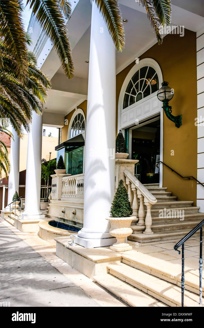 Colonial style columns hi-res stock photography and images - Alamy