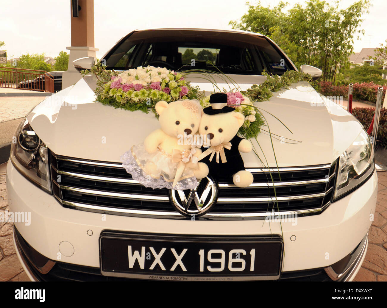 bridal car with teddy bears Stock Photo - Alamy