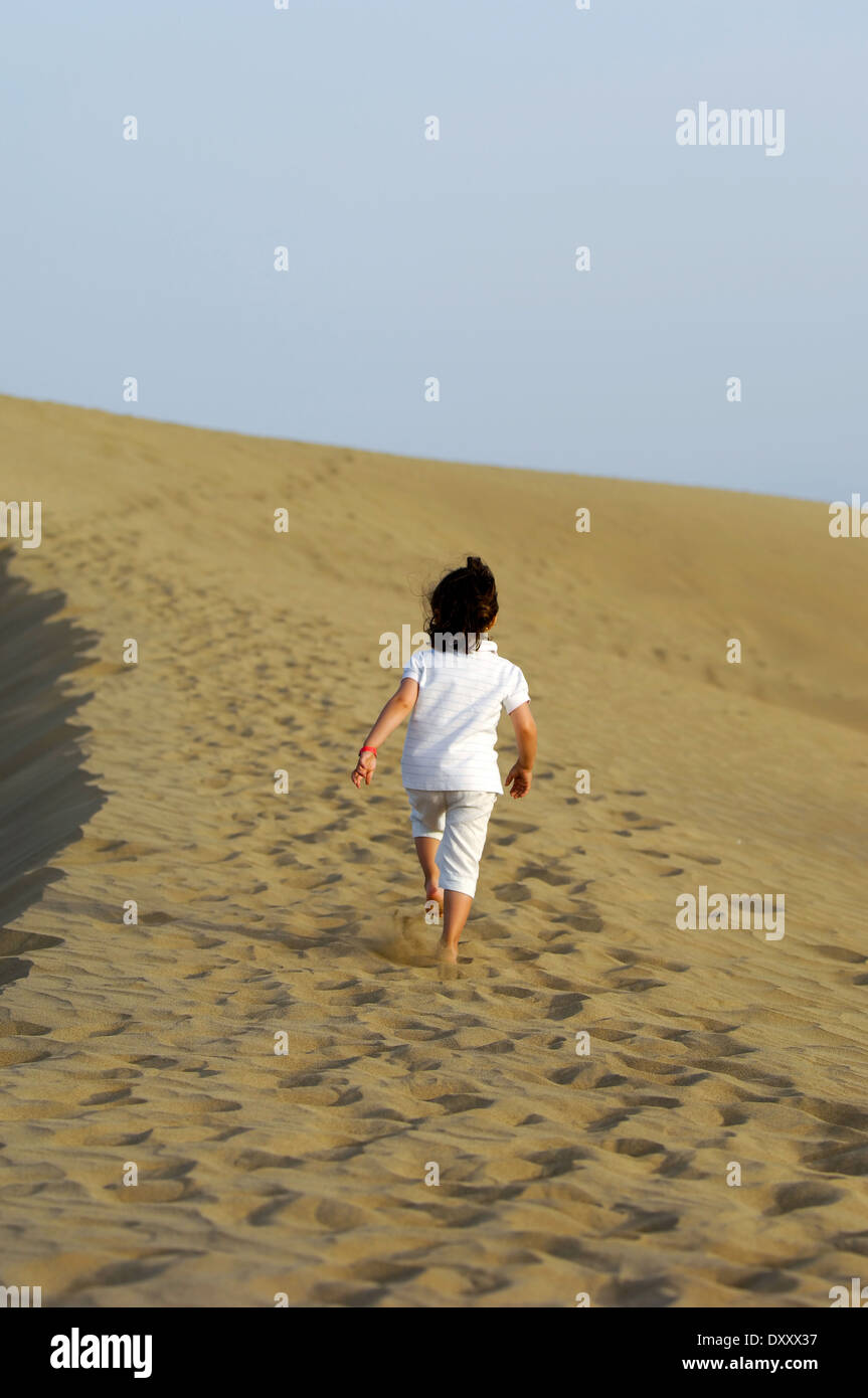 Child alone outdoor hi-res stock photography and images - Alamy