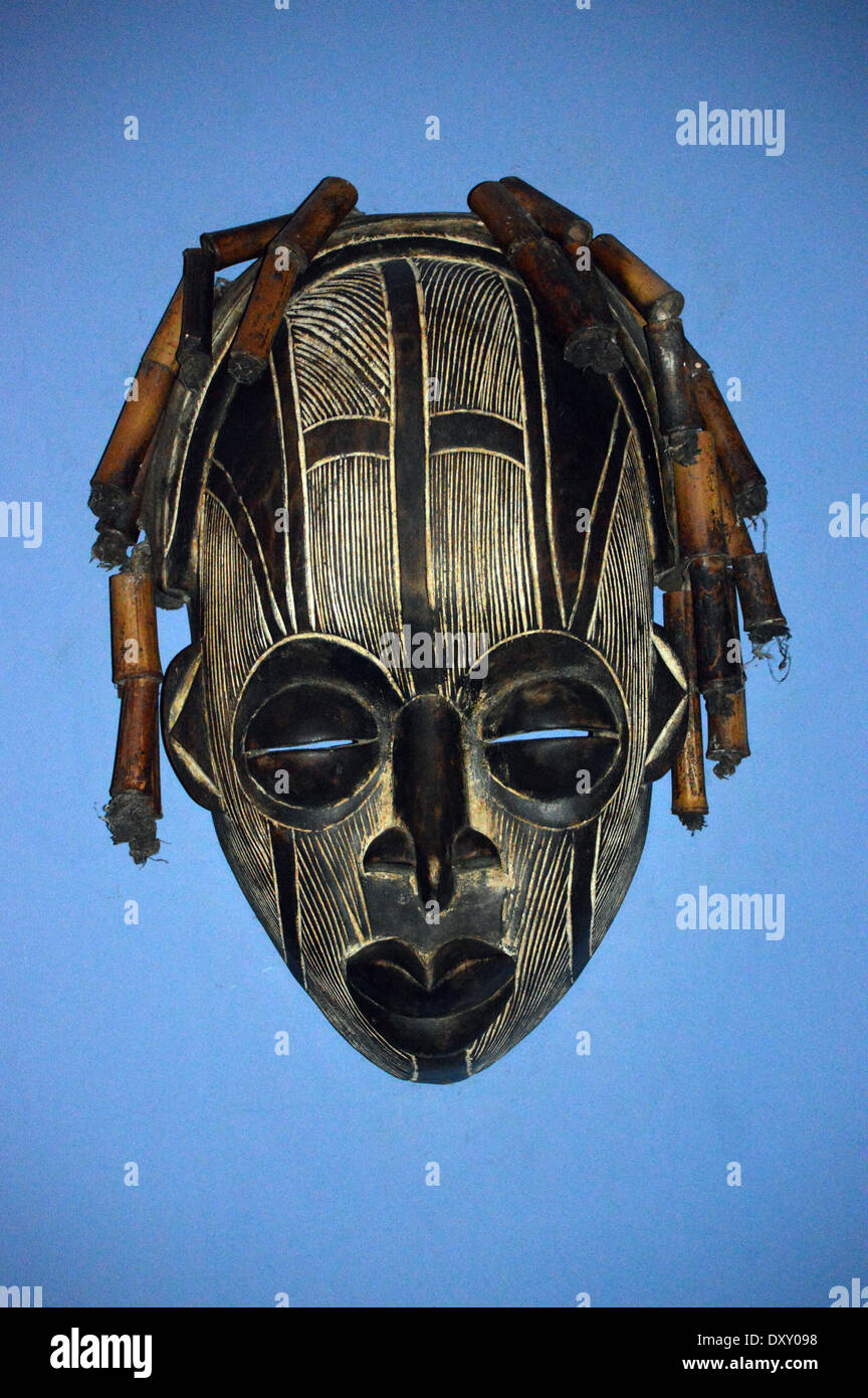 African tribal masks hi-res stock photography and images - Alamy