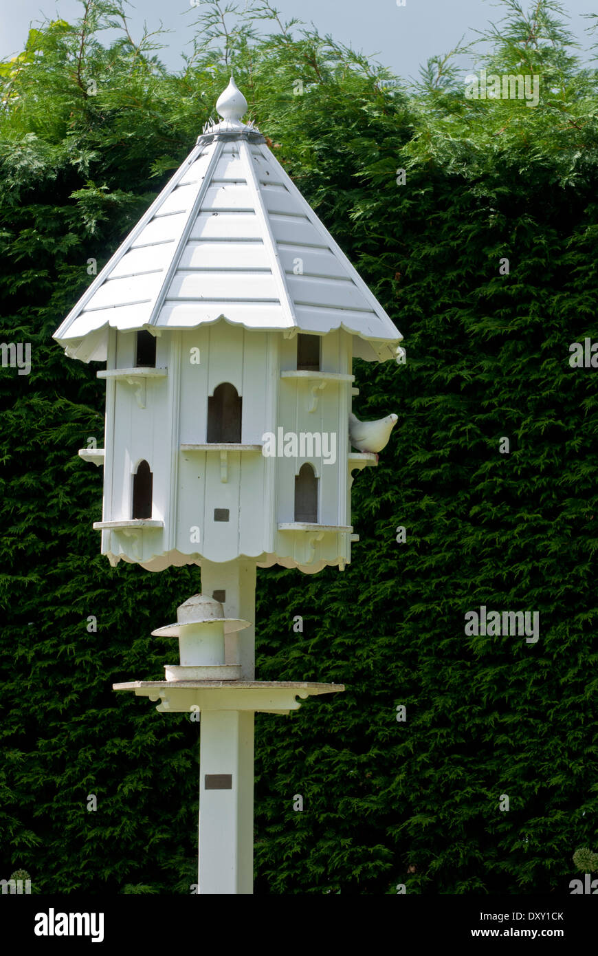 White dove cote hi-res stock photography and images - Alamy