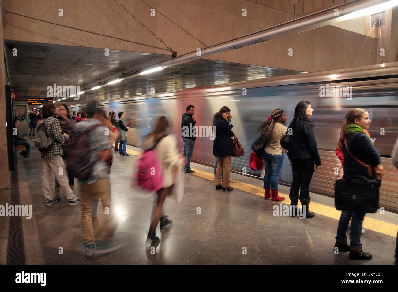 A train pulling into a platform hi-res stock photography and images - Alamy