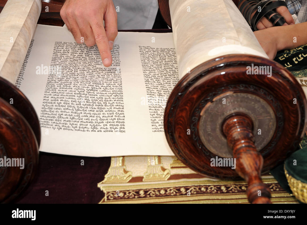 Reading from a Jewish Torah scroll Stock Photo - Alamy