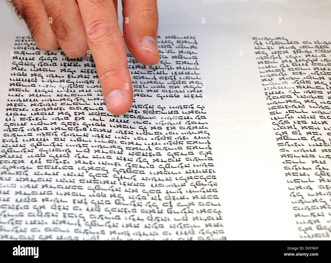 Ancient torah jewish scroll hi-res stock photography and images - Alamy
