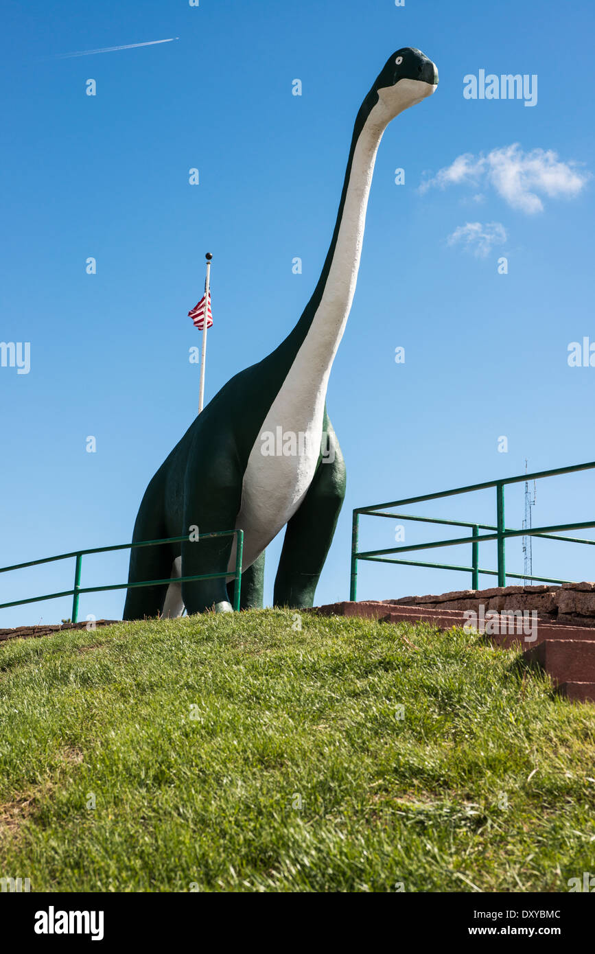 Statue dinosaur brontosaurus hi-res stock photography and images - Alamy