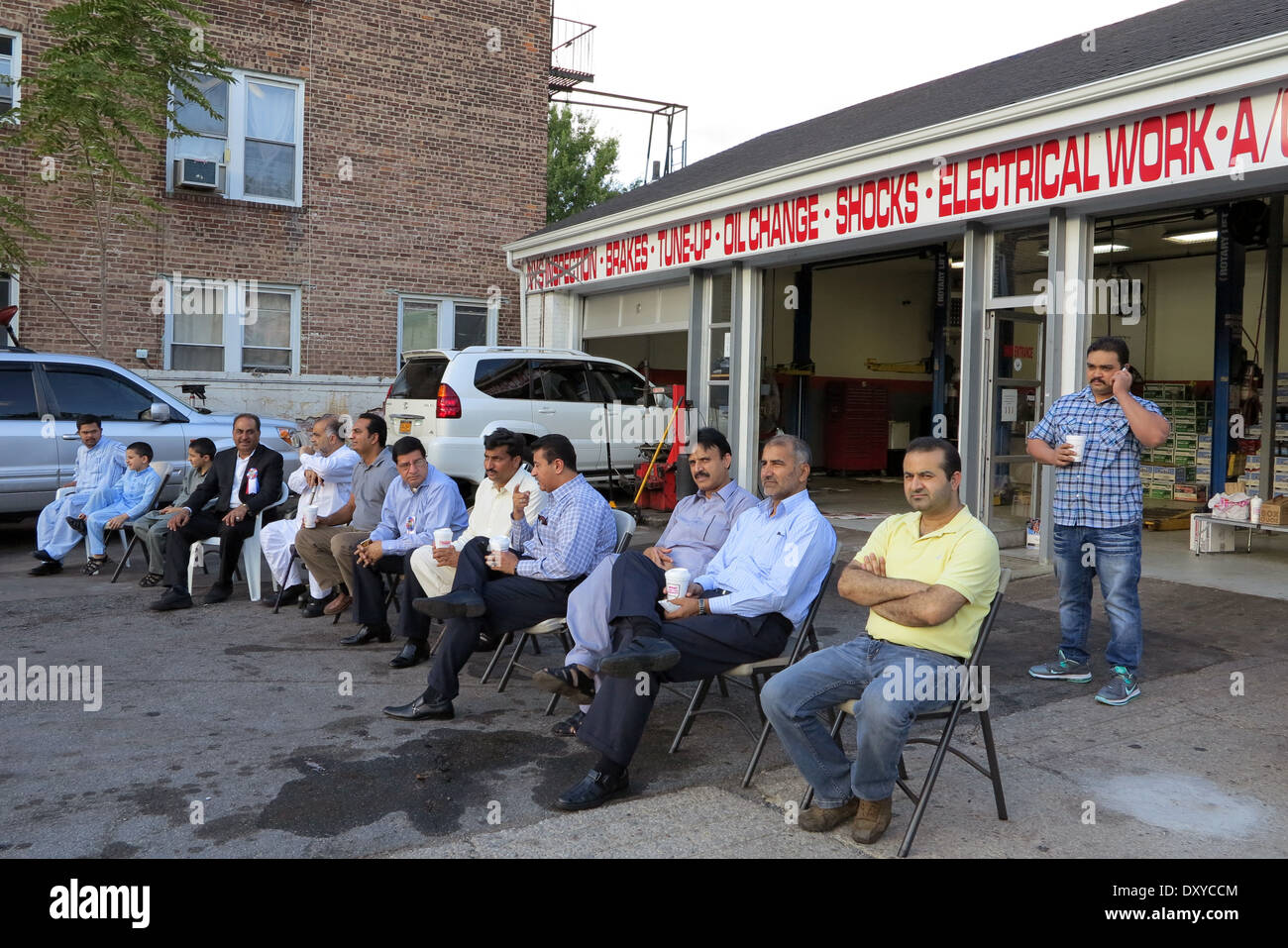 Pakistani men sitting in street hi-res stock photography and images - Alamy