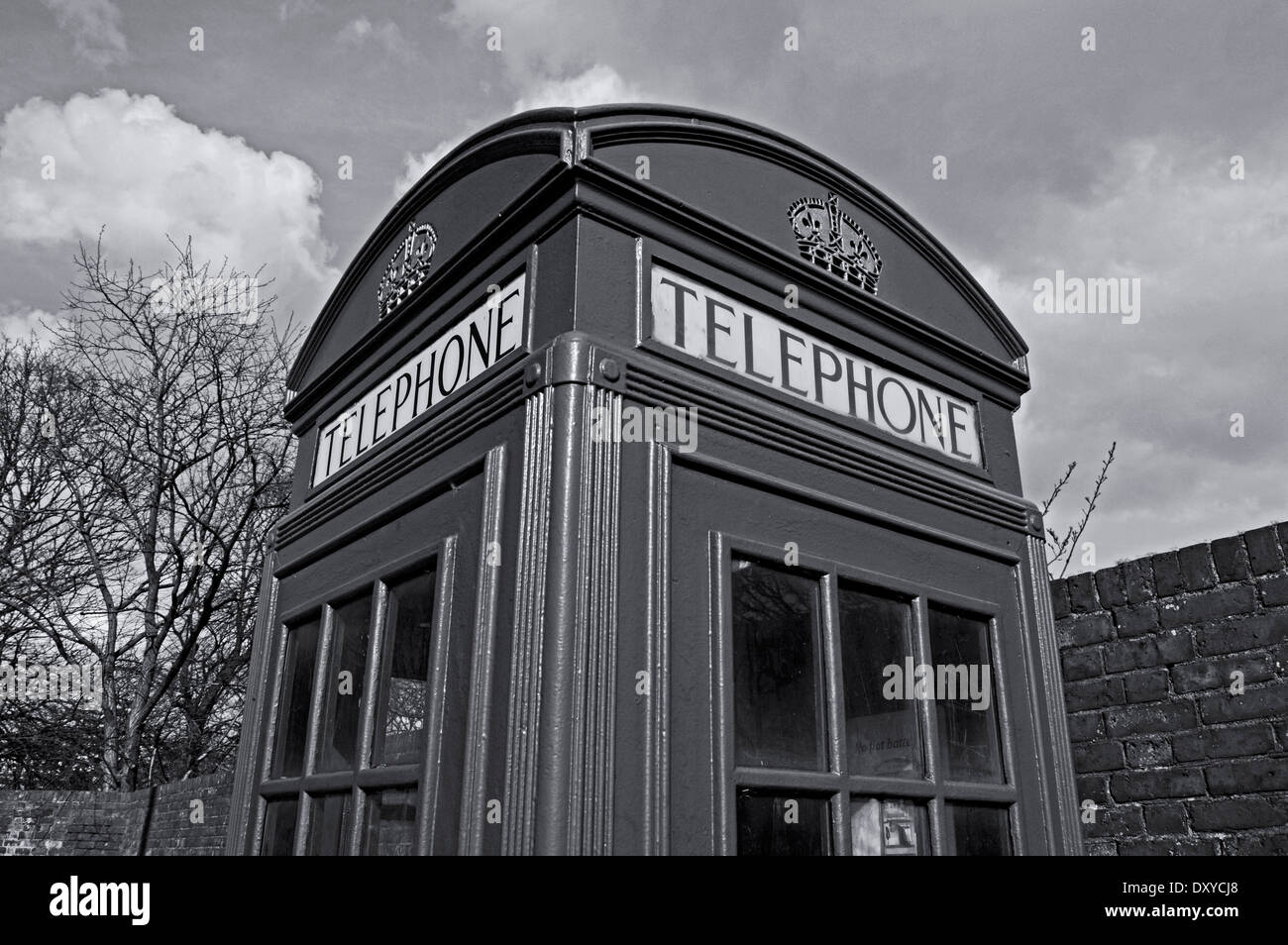 English black telephone booths hi-res stock photography and images - Alamy