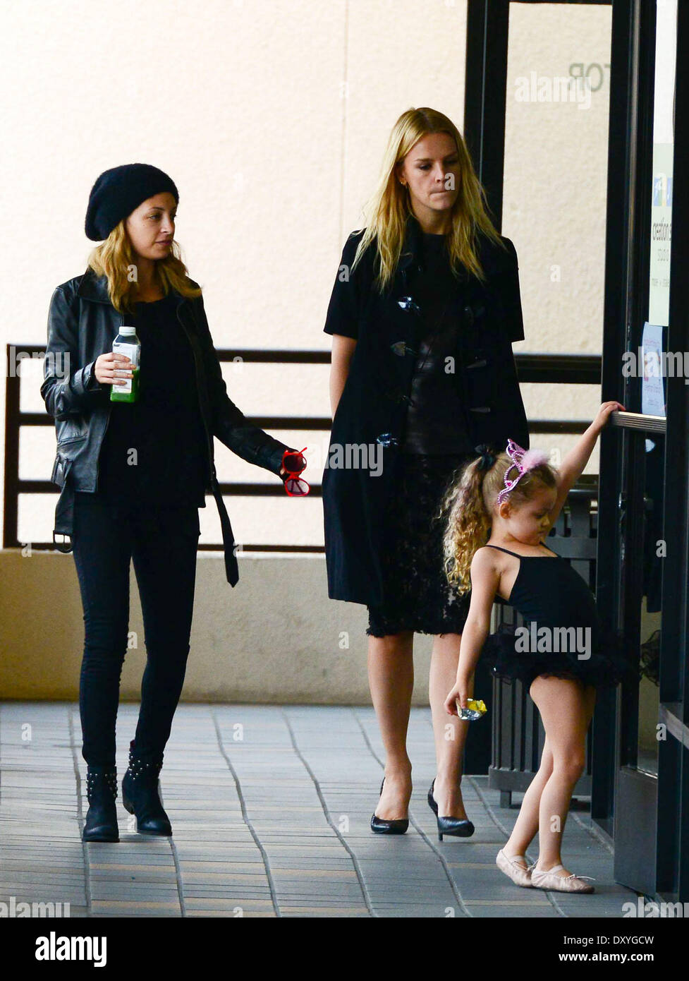 Nicole Richie takes her daughter Harlow to a ballet class Featuring ...