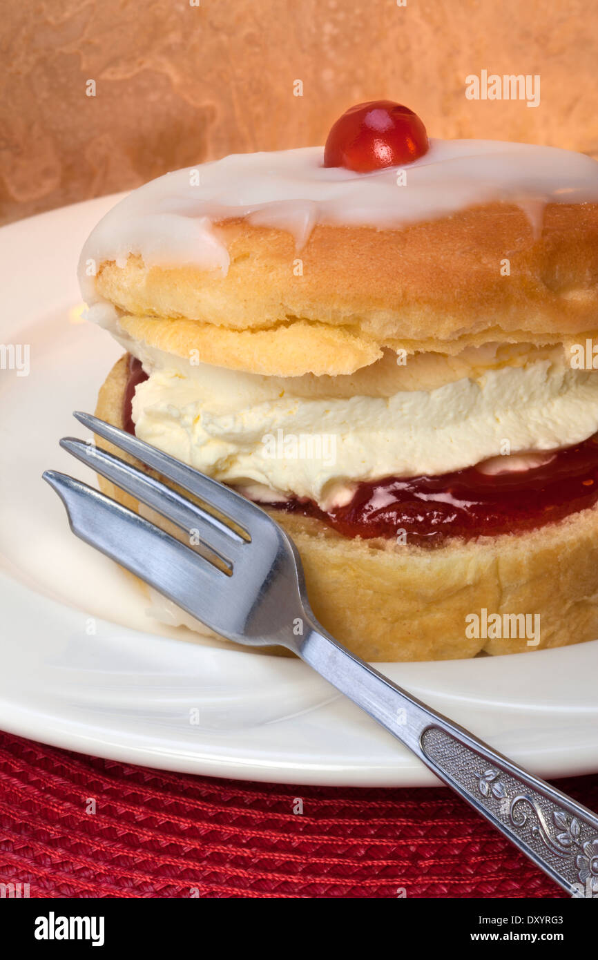 A fresh cream cake with strawberry jam filling Stock Photo - Alamy