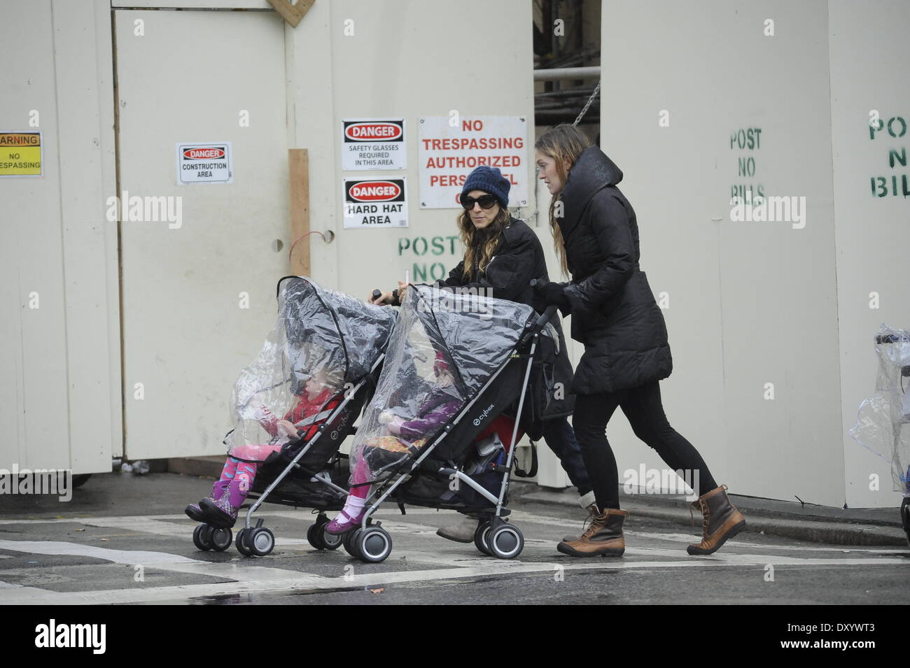 Sarah Jessica Parker taking her daughters Tabitha and Marion to school ...