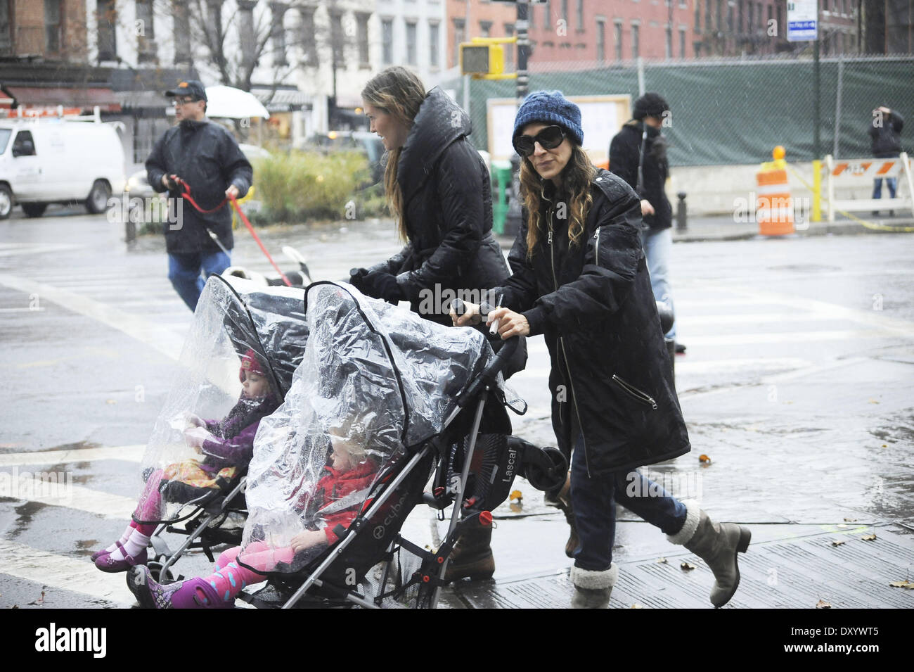 Sarah Jessica Parker taking her daughters Tabitha and Marion to school ...