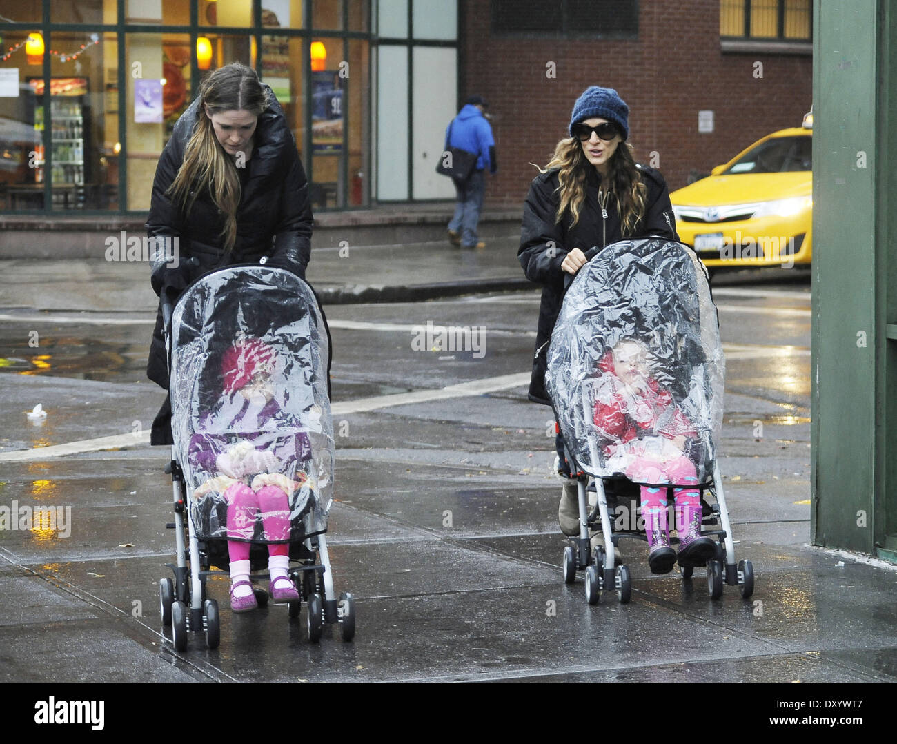 Sarah Jessica Parker taking her daughters Tabitha and Marion to school ...
