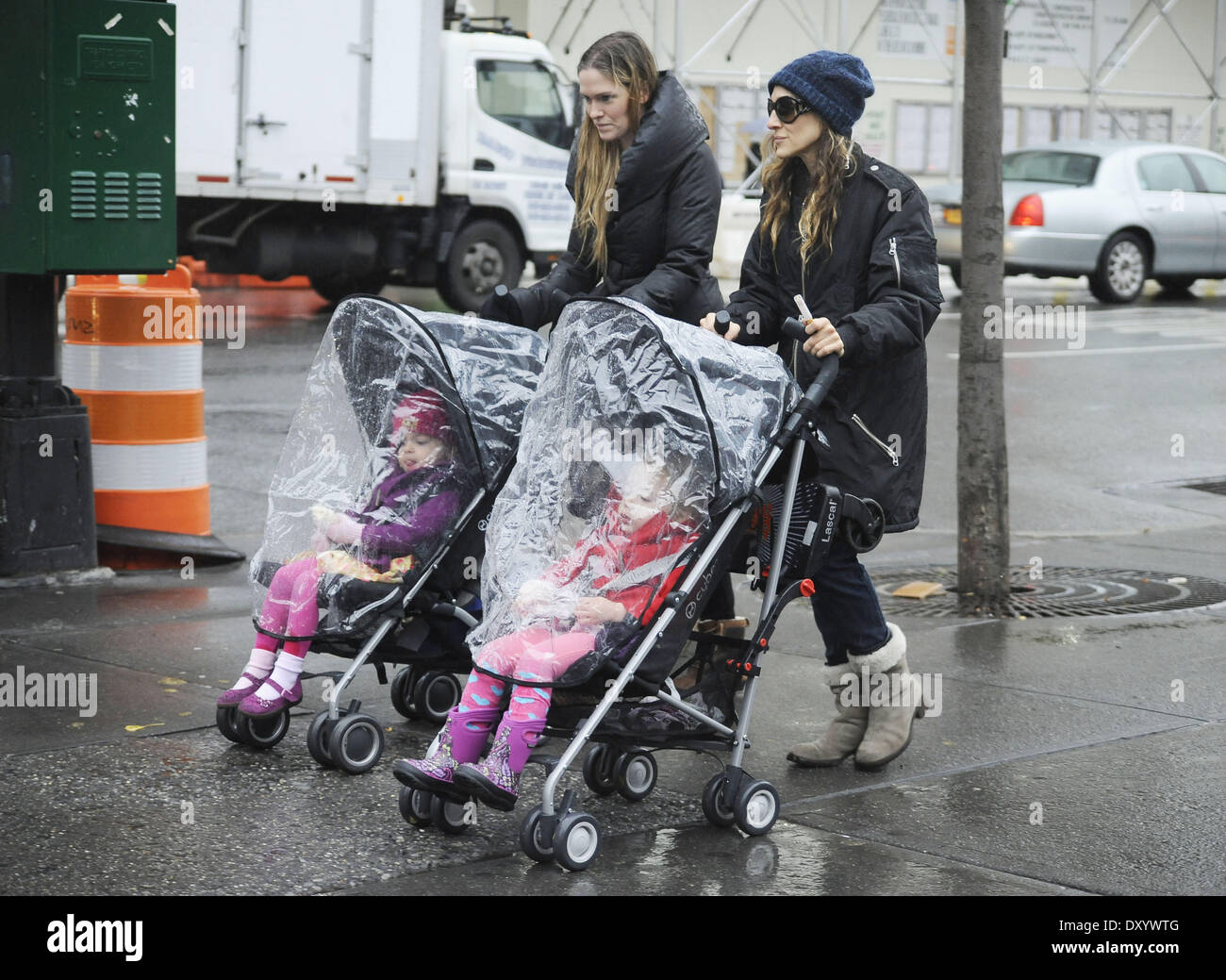 Sarah Jessica Parker taking her daughters Tabitha and Marion to school ...