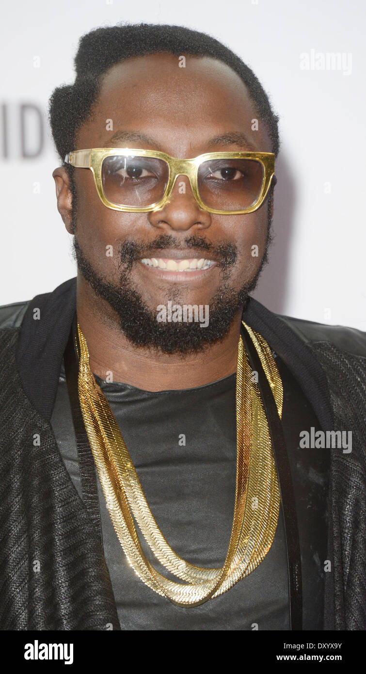will.i.am launches the 'i.am+ foto.sosho' at Fashion Retail Academy ...