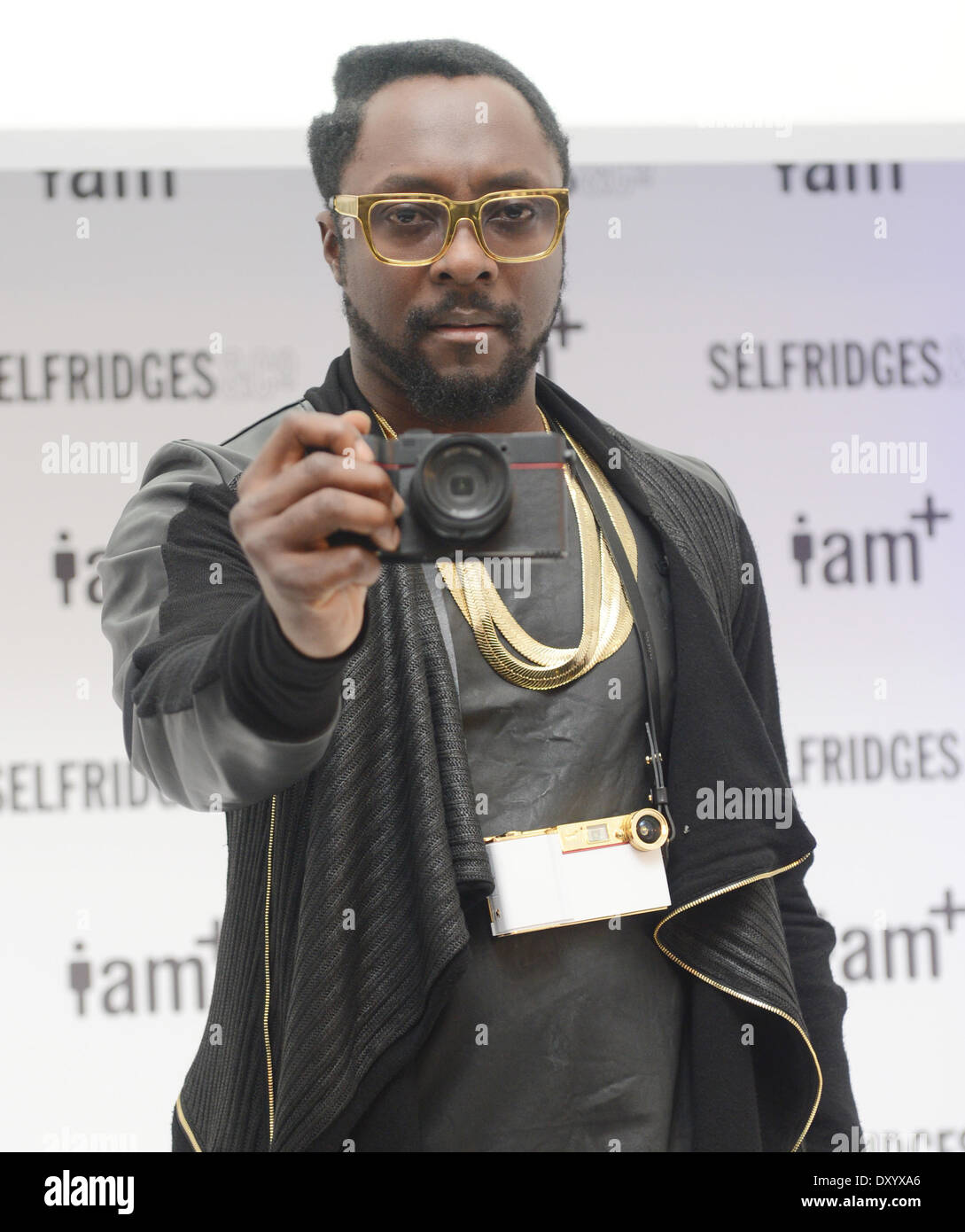 will.i.am launches the 'i.am+ foto.sosho' at Fashion Retail Academy ...