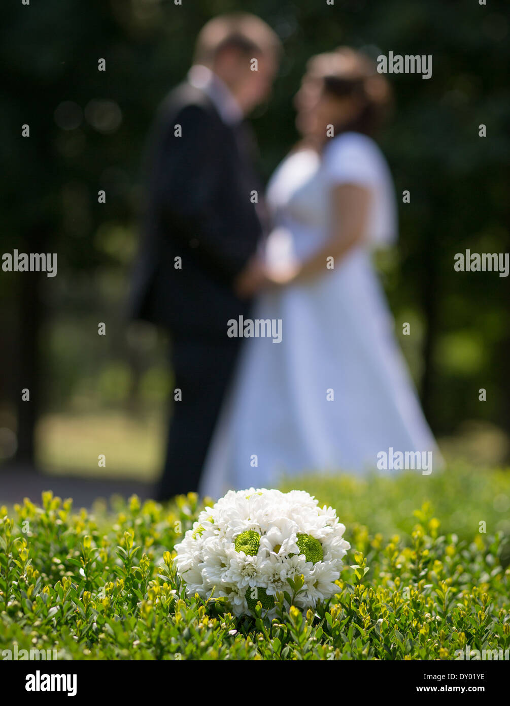 Couple kissing with flowers hi-res stock photography and images - Alamy
