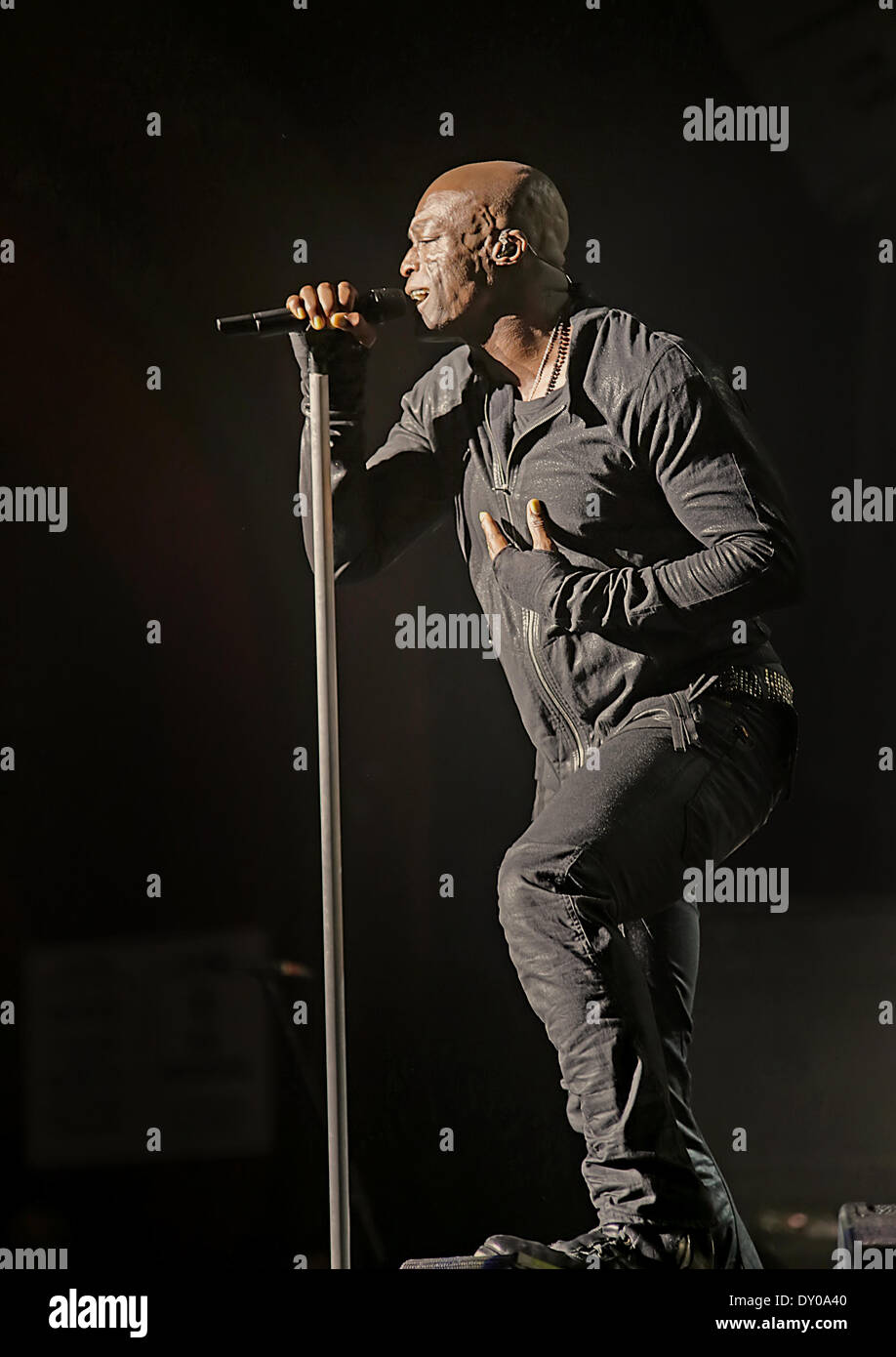 Seal in concert hi-res stock photography and images - Alamy