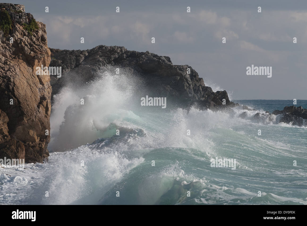 Crashing coastal wave hi-res stock photography and images - Alamy