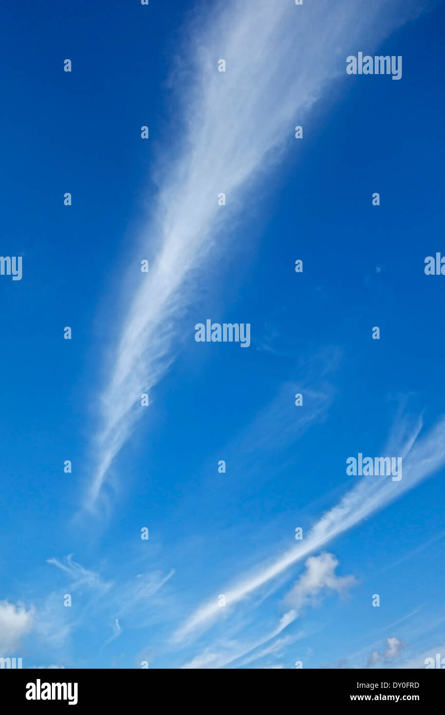 Aircraft vapour trails in the sky hi-res stock photography and images ...