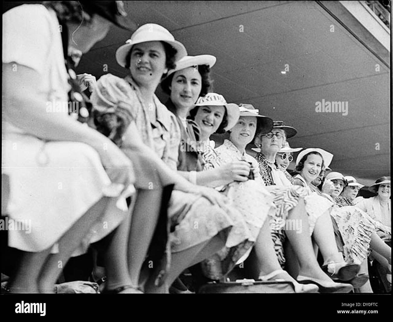 Cricket spectators crowd hi-res stock photography and images - Alamy