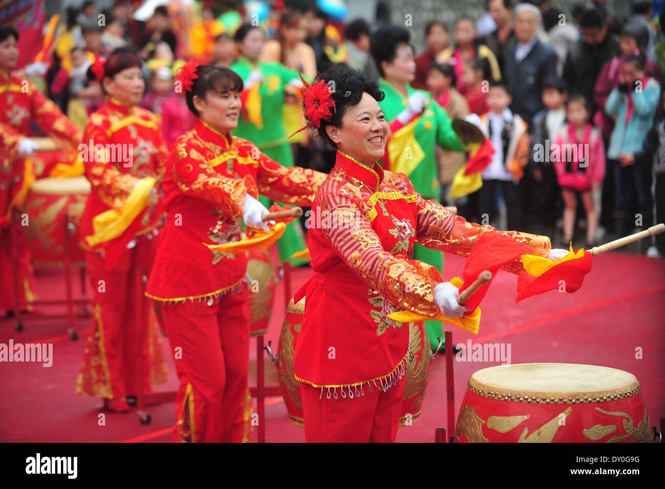Ethnic groups in china hi-res stock photography and images - Alamy