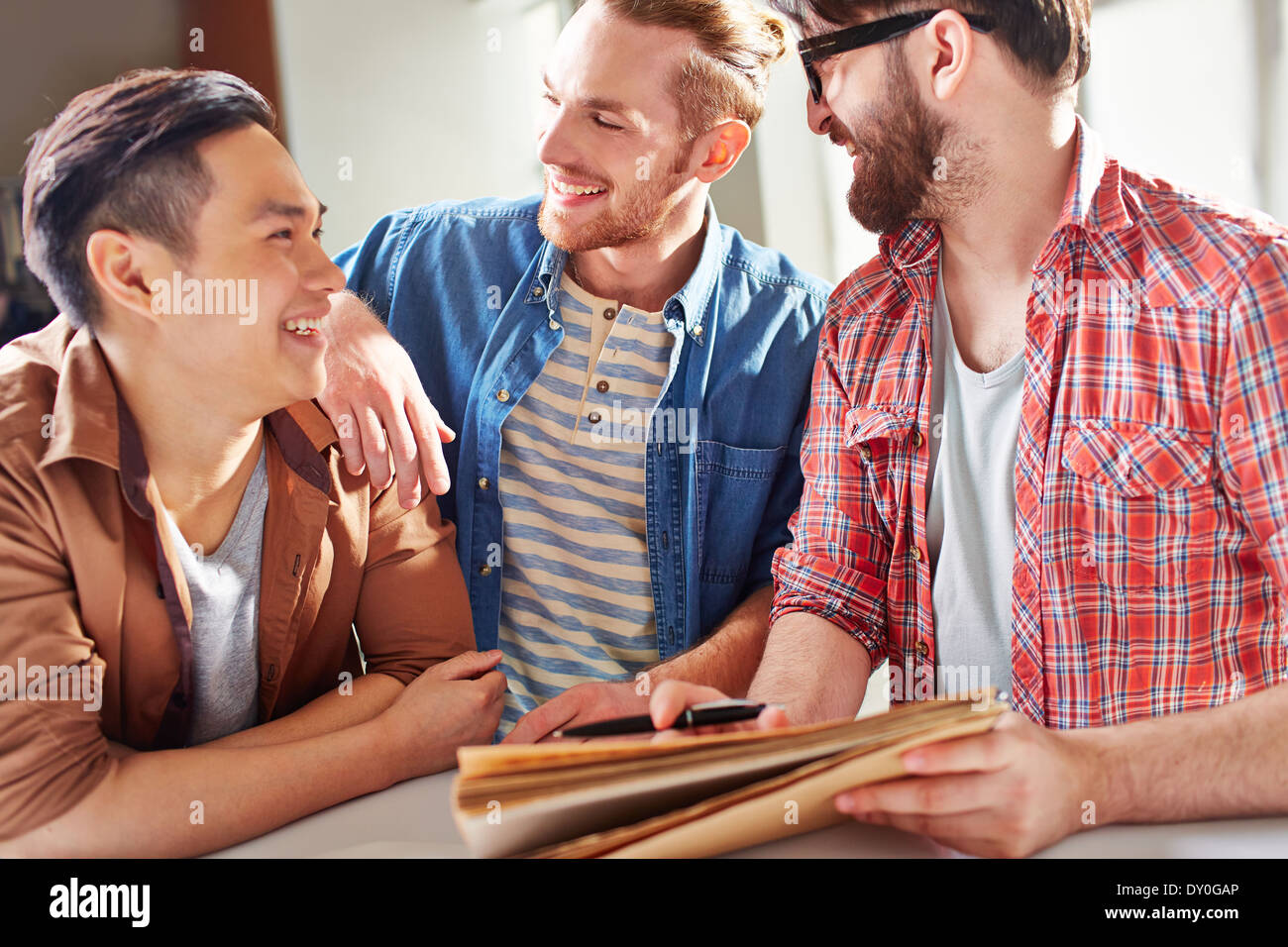 Friendly conversation hi-res stock photography and images - Alamy